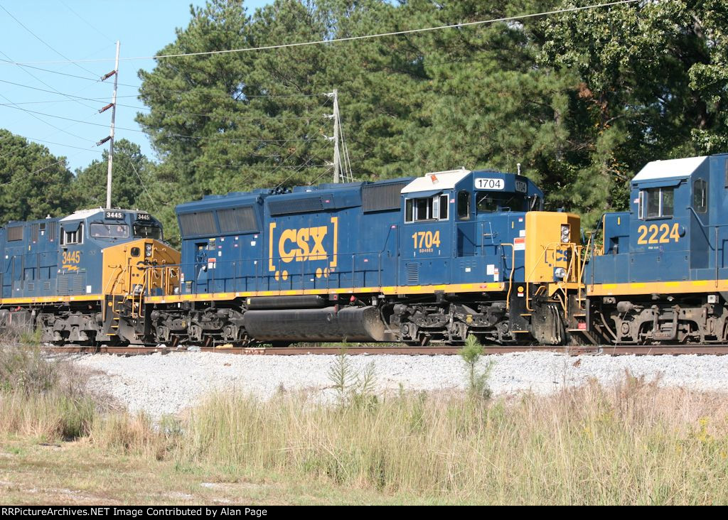 CSX SD40E 1704 runs third